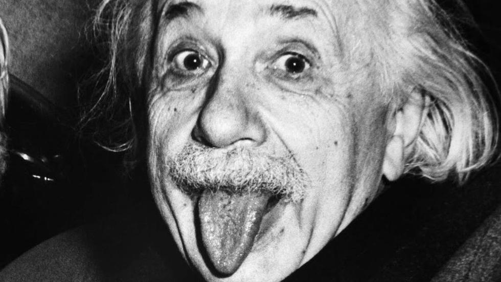 قصة الصورة التي أخرج فيها آينشتاين لسانه | زهور الأدب